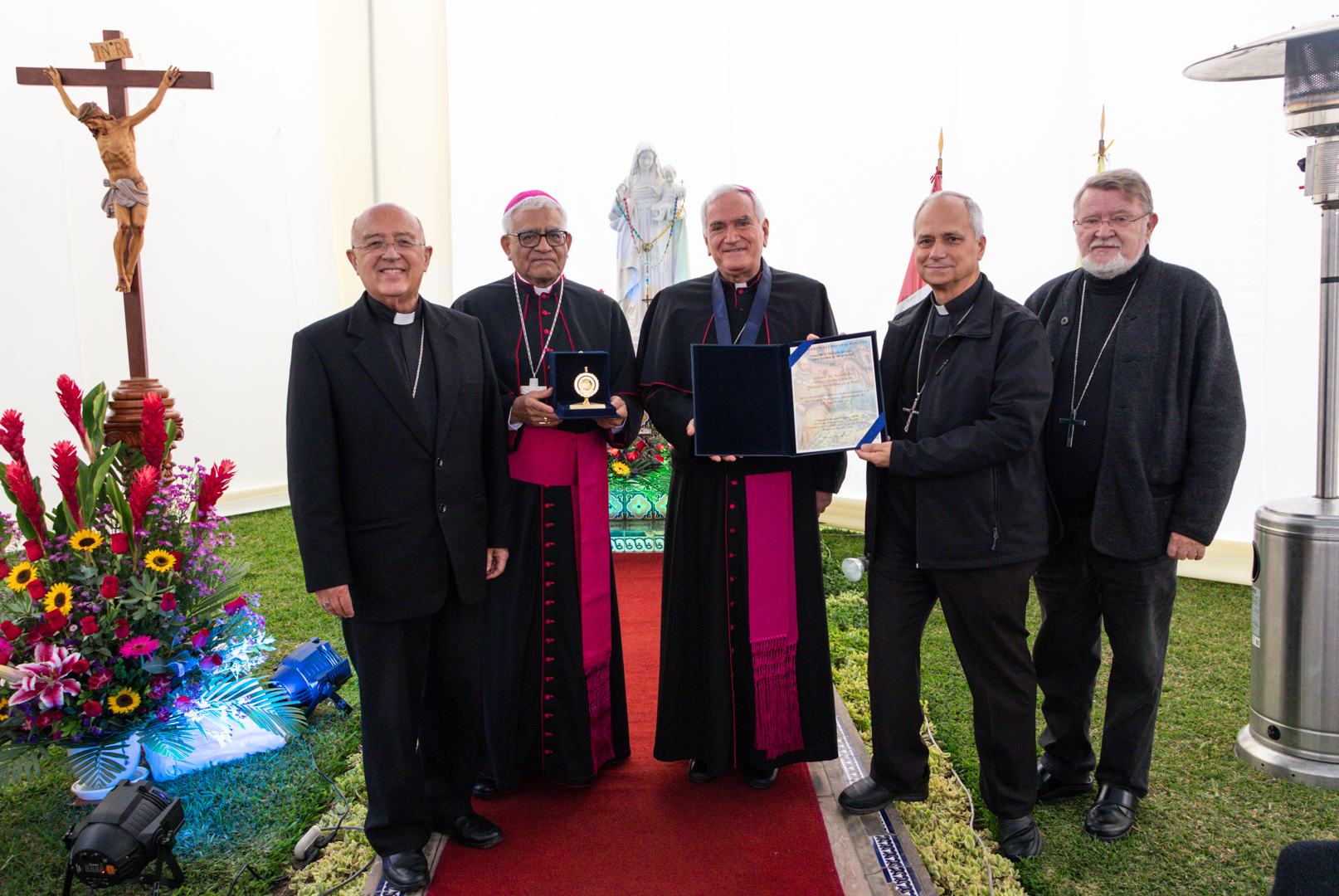 ¡Gracias, Mons. Girasoli! Nuncio Apostólico recibió la Medalla Santo ...
